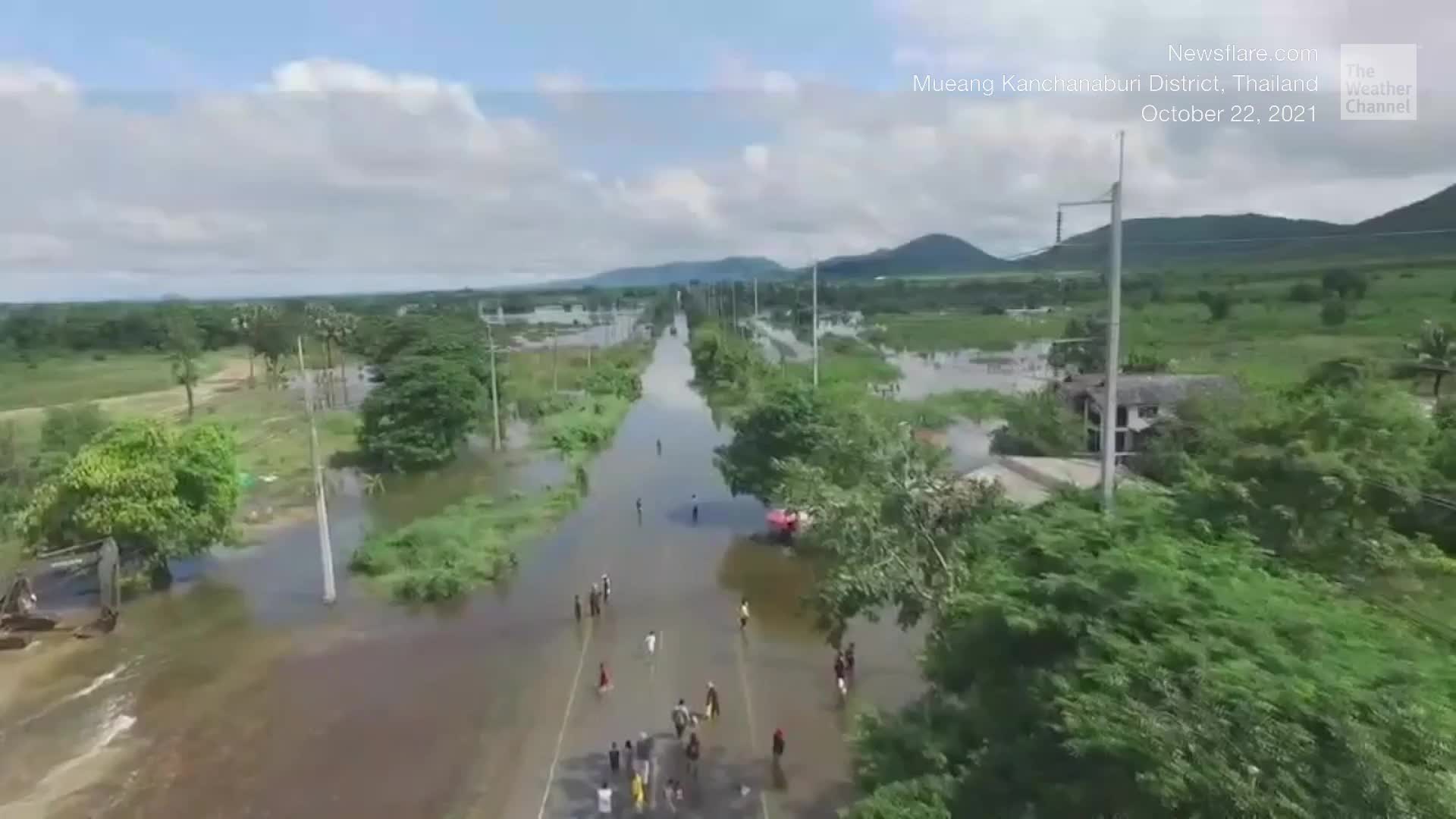 Animals Rescued From Flooding Zoo - Videos from The Weather Channel