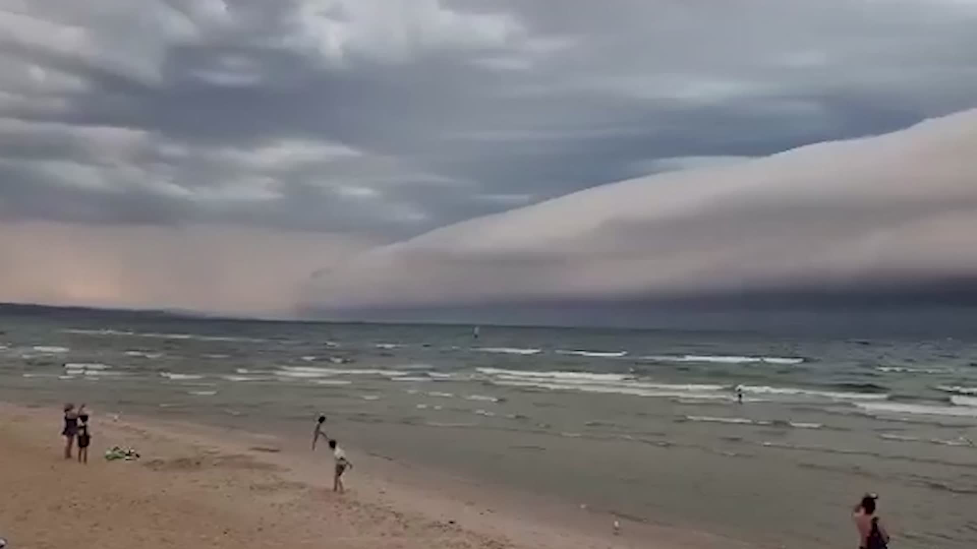 Menacing Storm Cloud Hovers Over Australian Beach - Videos from The ...