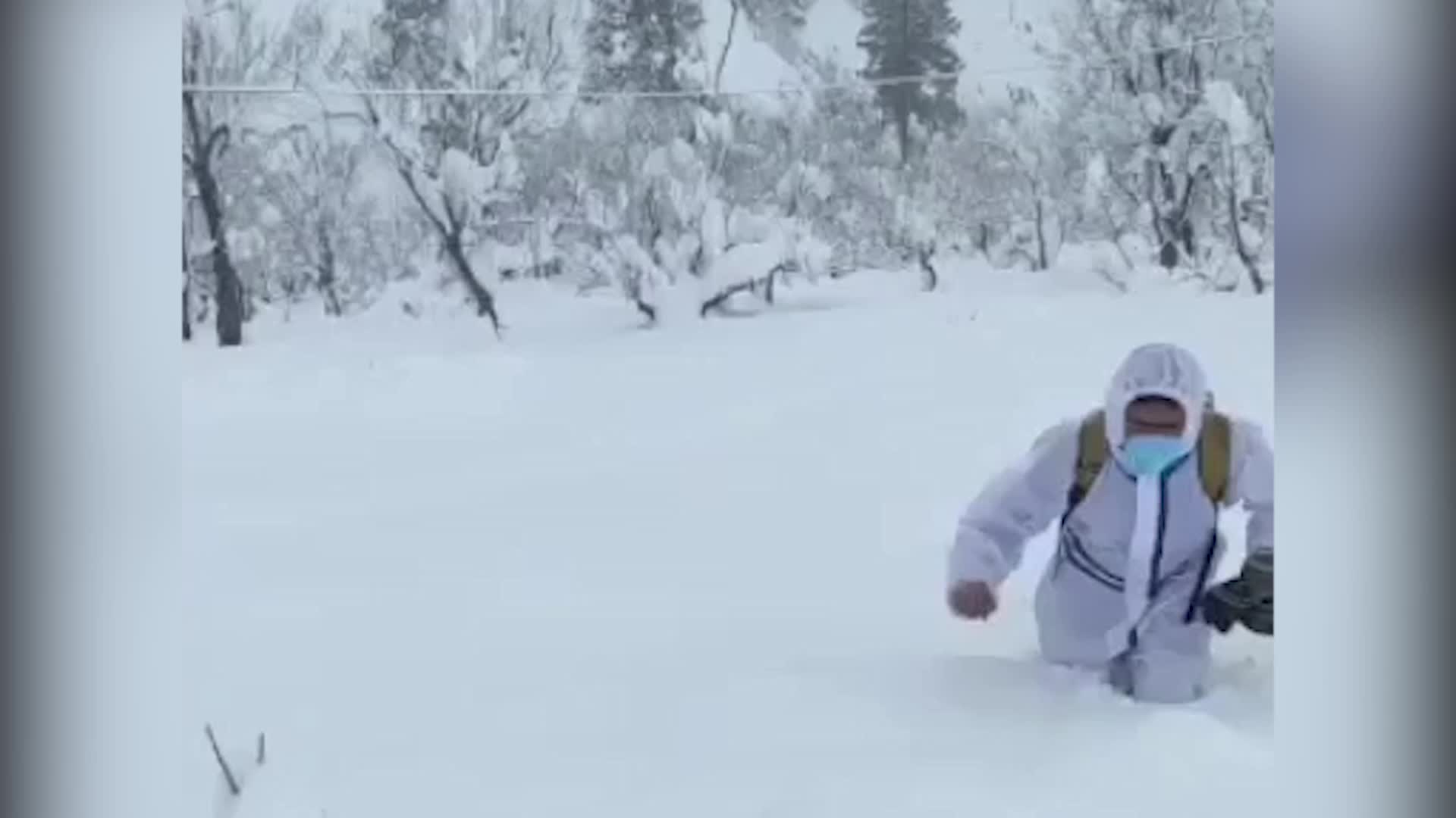 Medics In India Wade Through Deep Snow to Vaccinate Residents - Videos ...