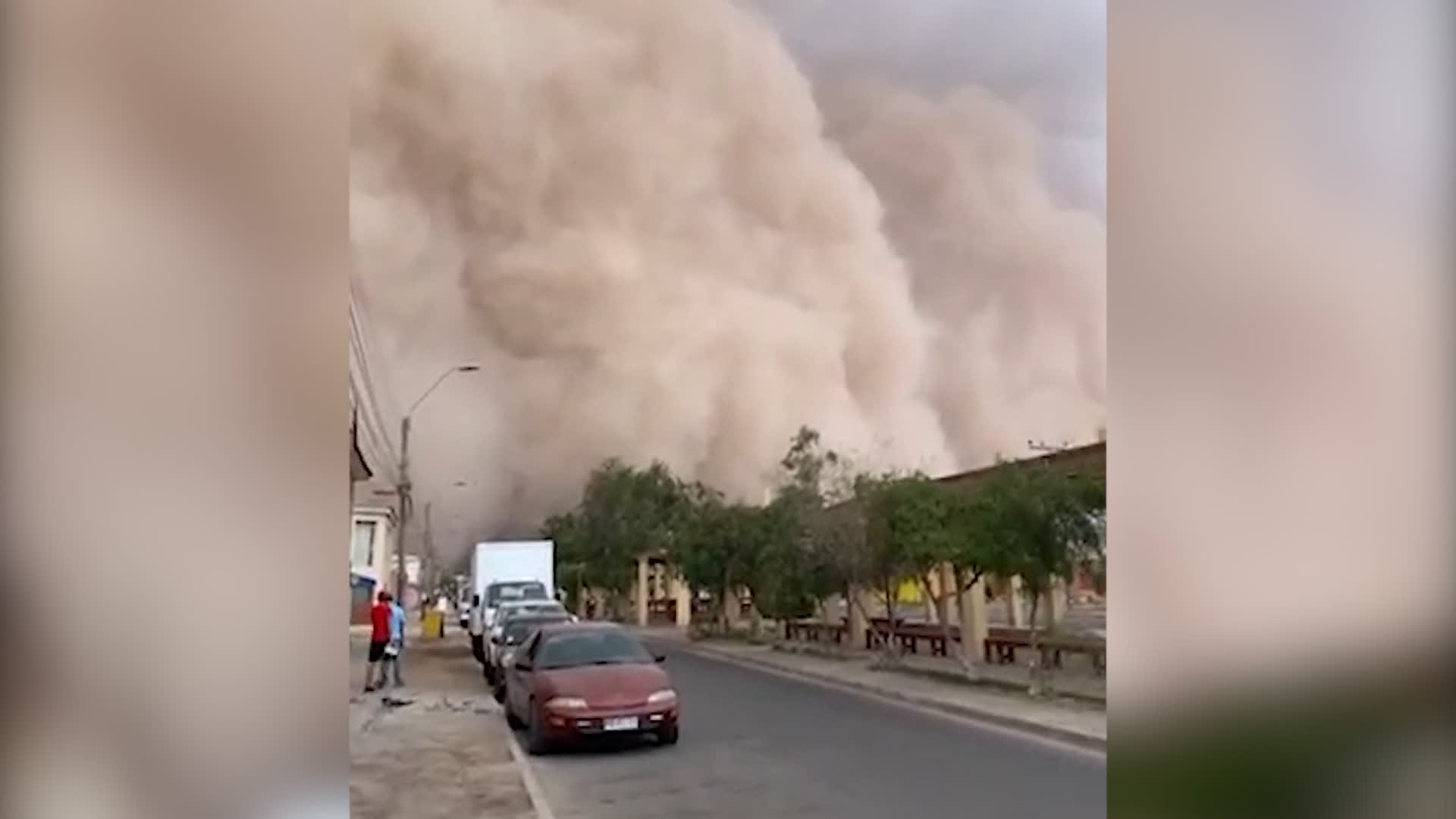 Dust Storm Engulfs City in Northern Chile - Videos from The Weather Channel