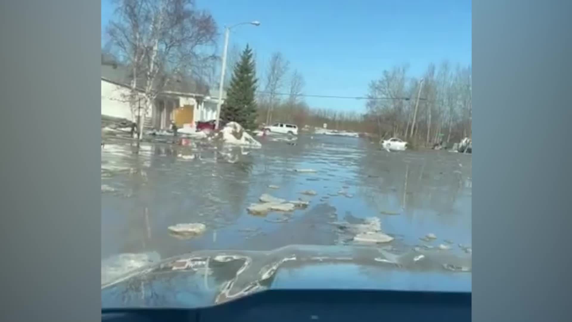 Huge Chunks of Ice Flood Town in Canada, Force Everyone to Leave ...
