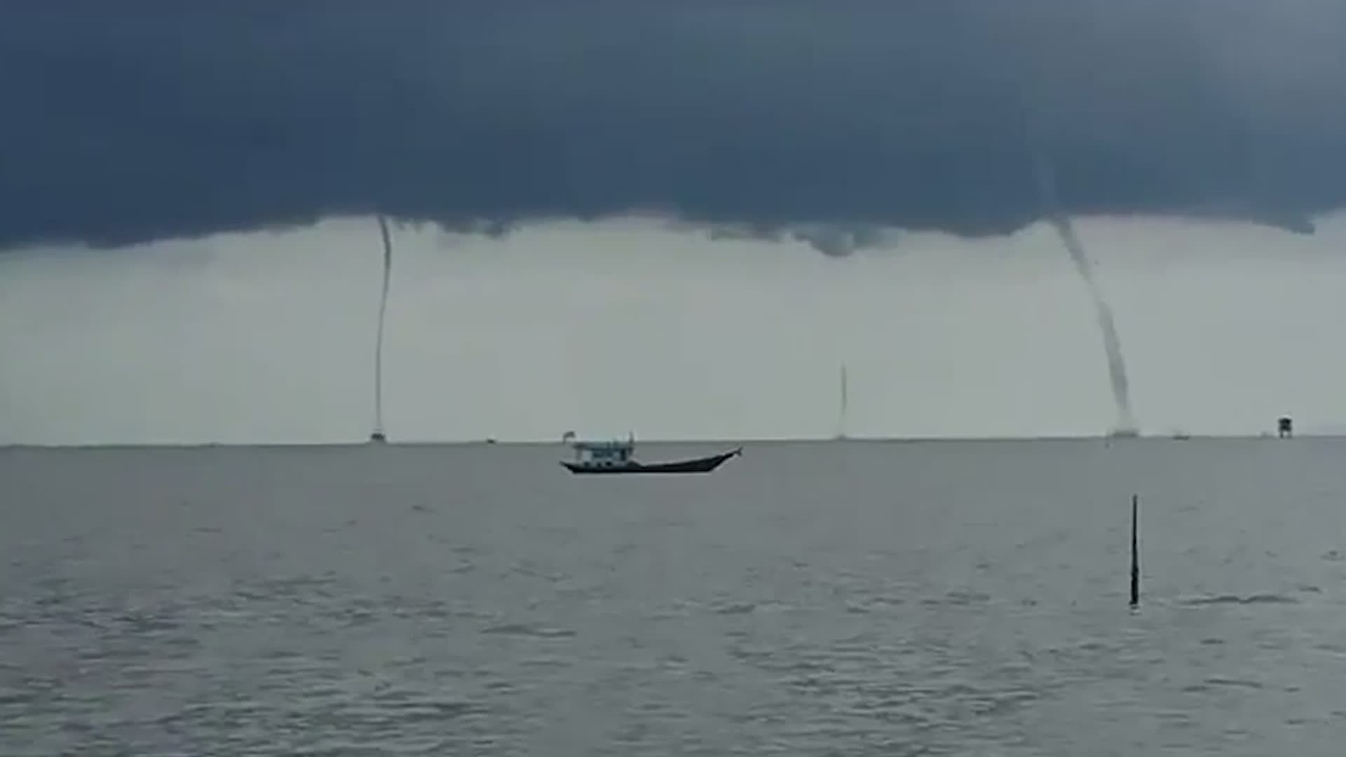 Triple Waterspouts Spotted in Thailand - Videos from The Weather Channel