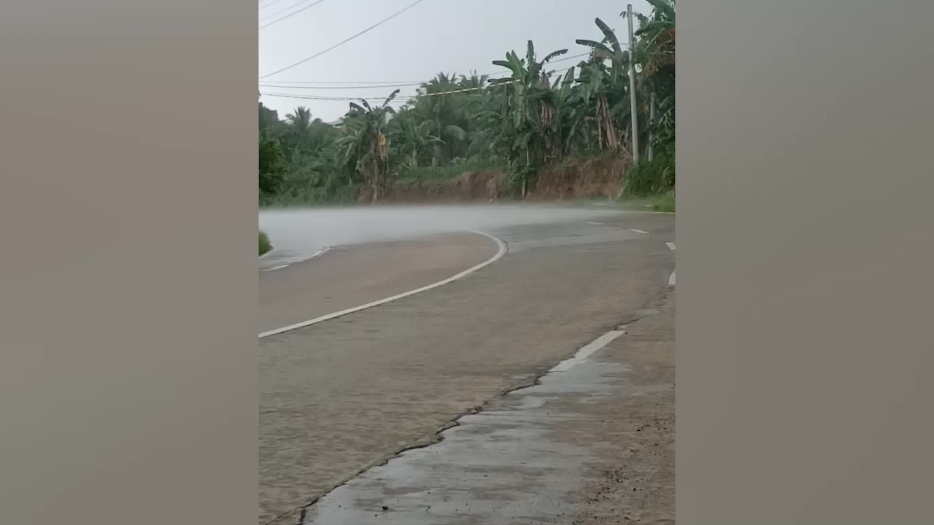 Wall of Rain Meets Dry Land - Videos from The Weather Channel