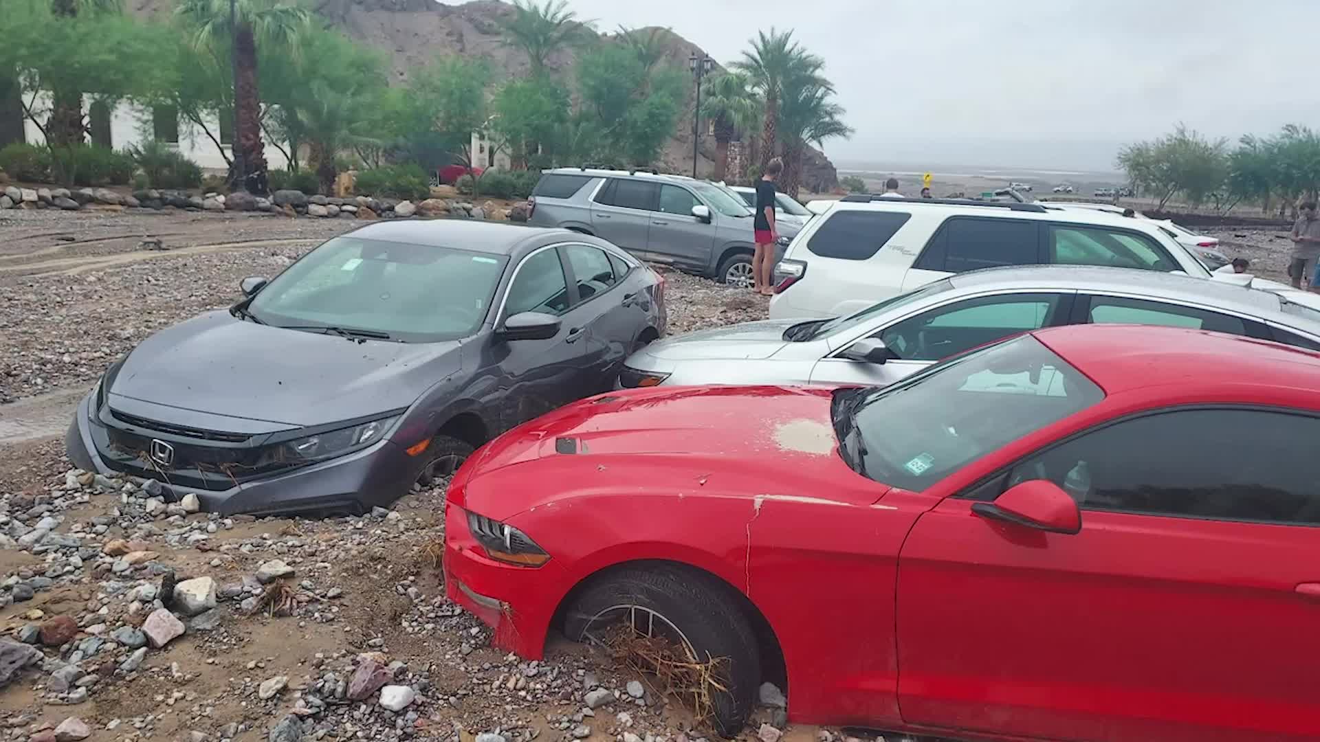60 Vehicles Buried, 1,000 Trapped At Death Valley - Videos from The ...