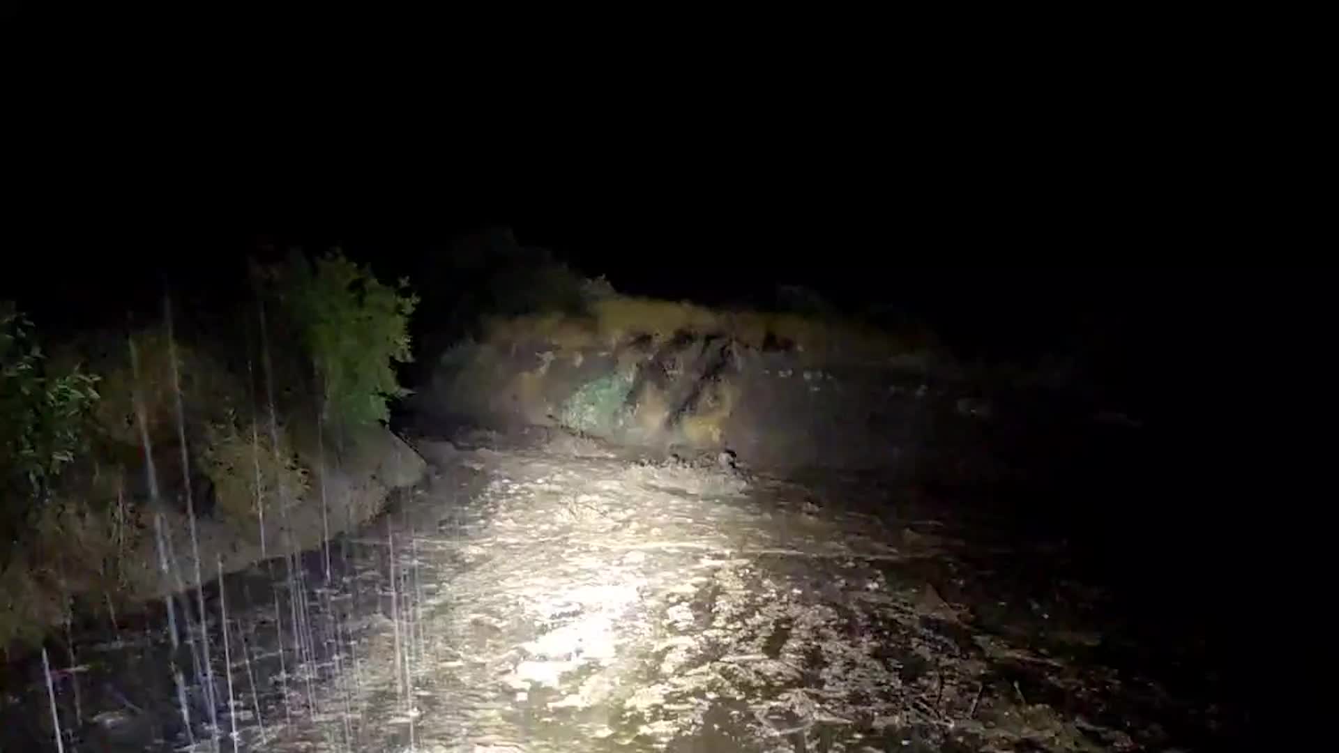 Southern California Mudslide Traps Dozens Of Cars - Videos from The ...