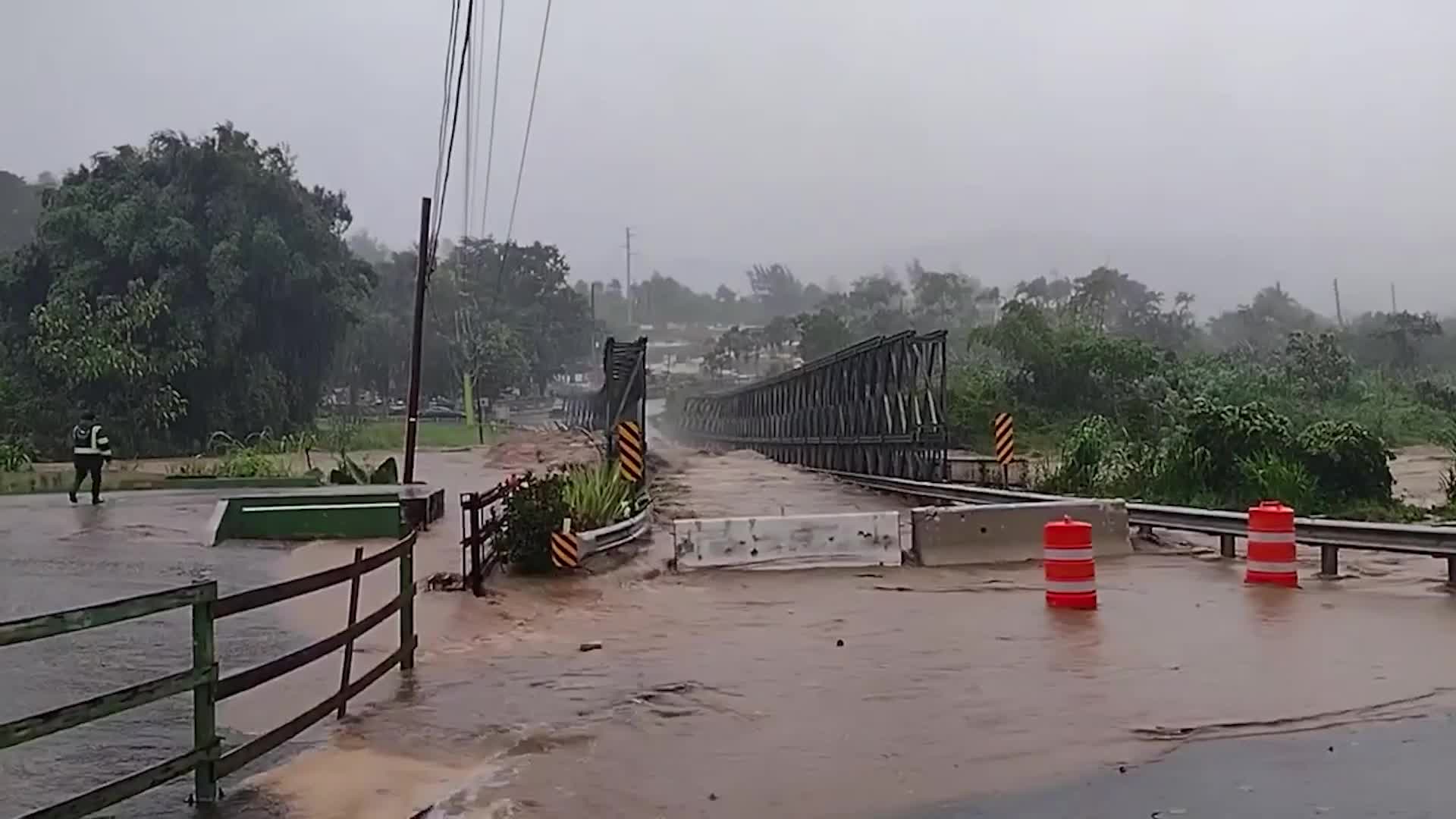 Huracán Fiona arrasa puente en Puerto Rico - Videos de The Weather Channel