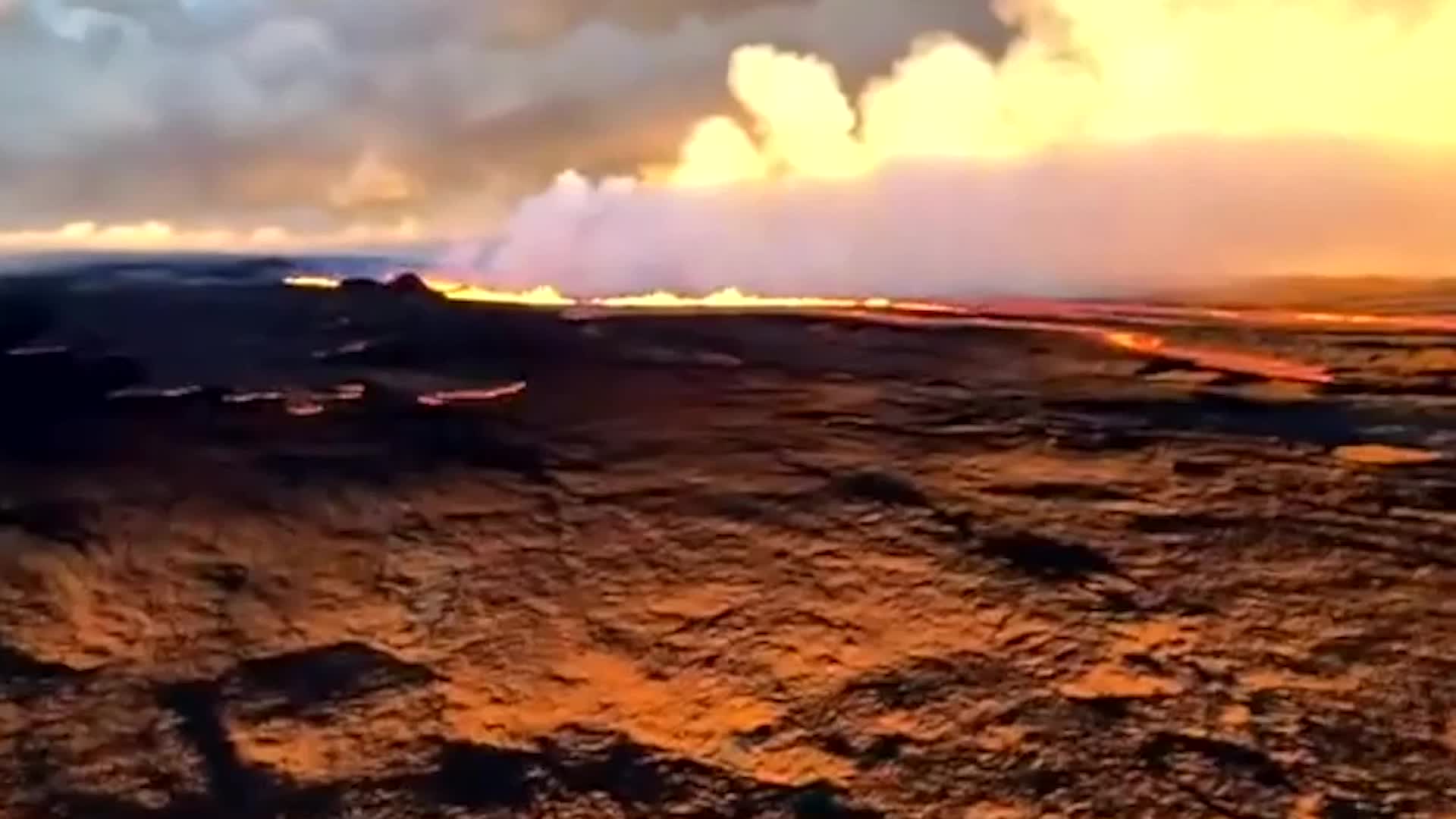 Rara erupción doble en Hawái - Videos de The Weather Channel