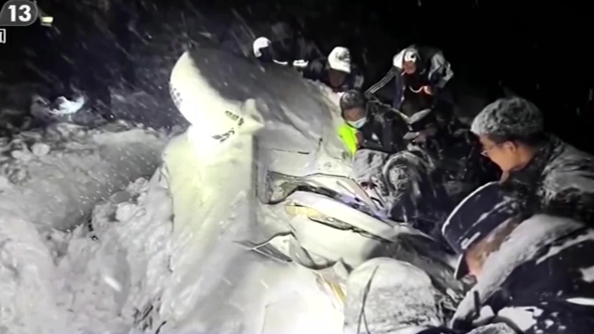 Avalanche Buries Long Line Of Cars - Videos from The Weather Channel