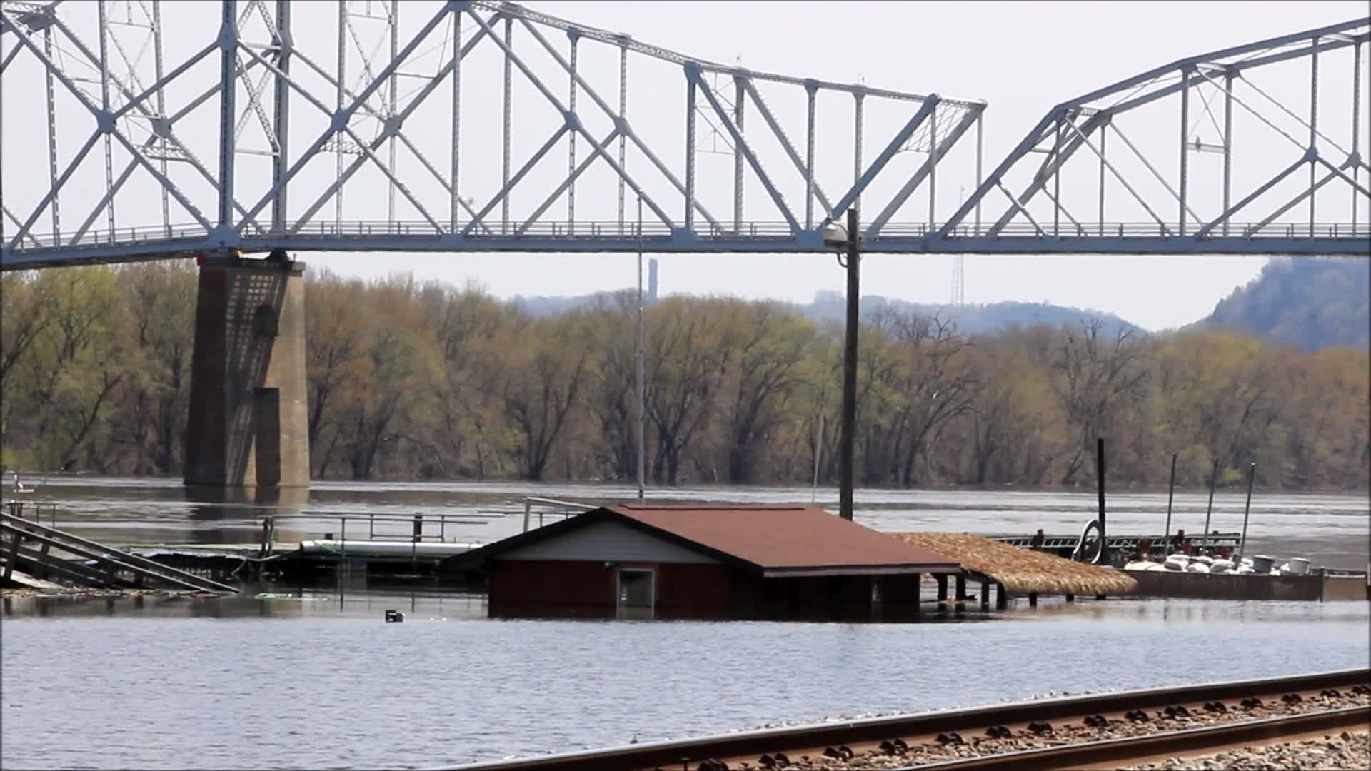 Mississippi River Towns Await Flood Crest - Videos from The Weather Channel