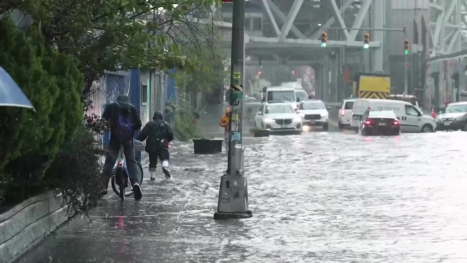 Here's The Difference Between A Flash Flood Warning Vs Emergency ...