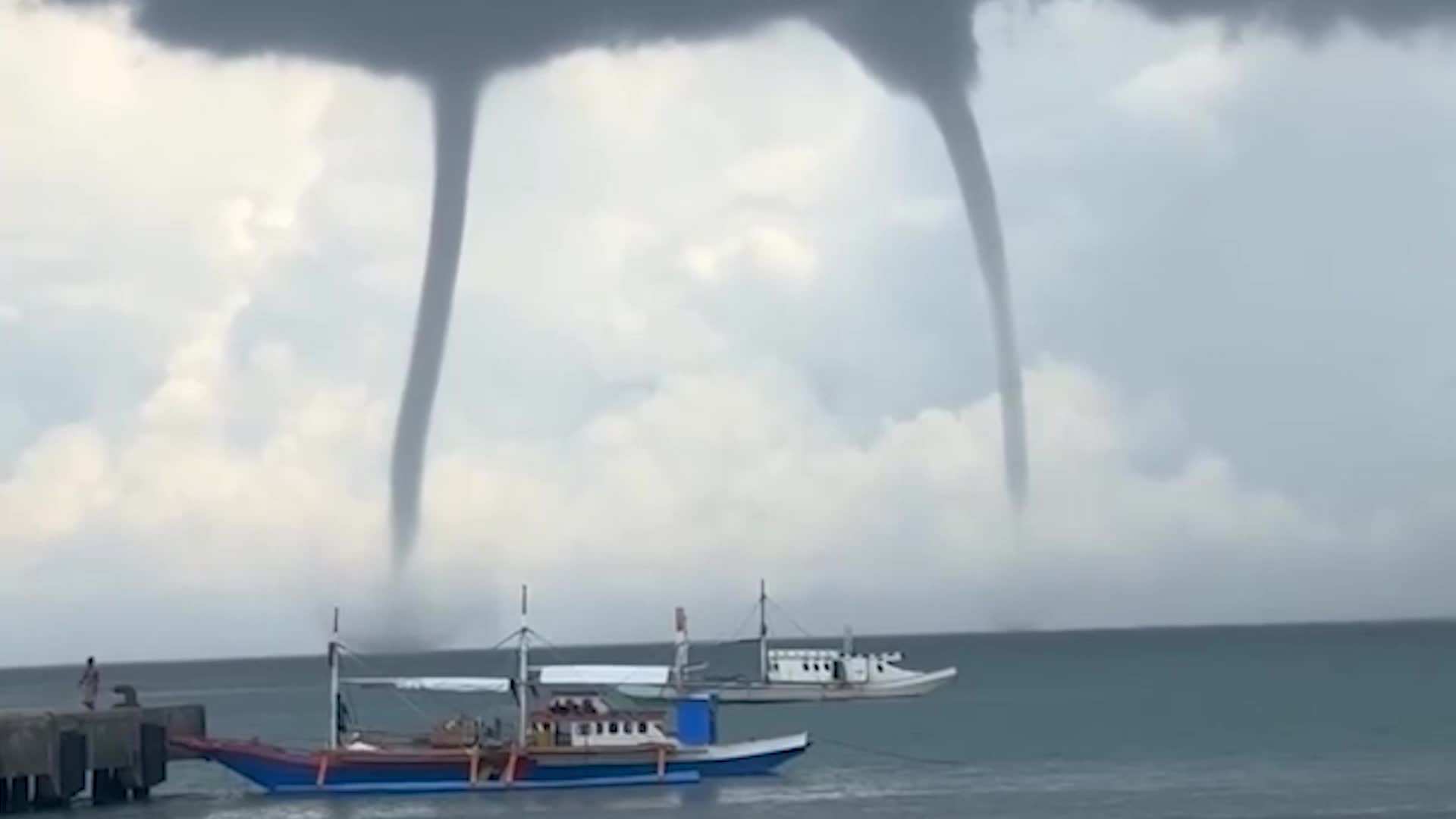 Aterradoras Trombas Marinas Gemelas - Videos de The Weather Channel