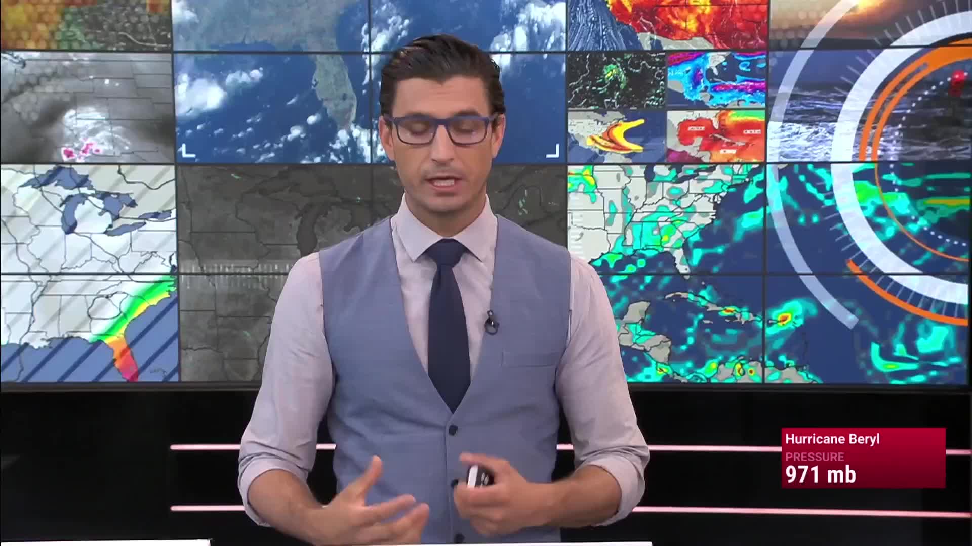 Hurricane Beryl Now Moving Over Cancún - Videos from The Weather Channel