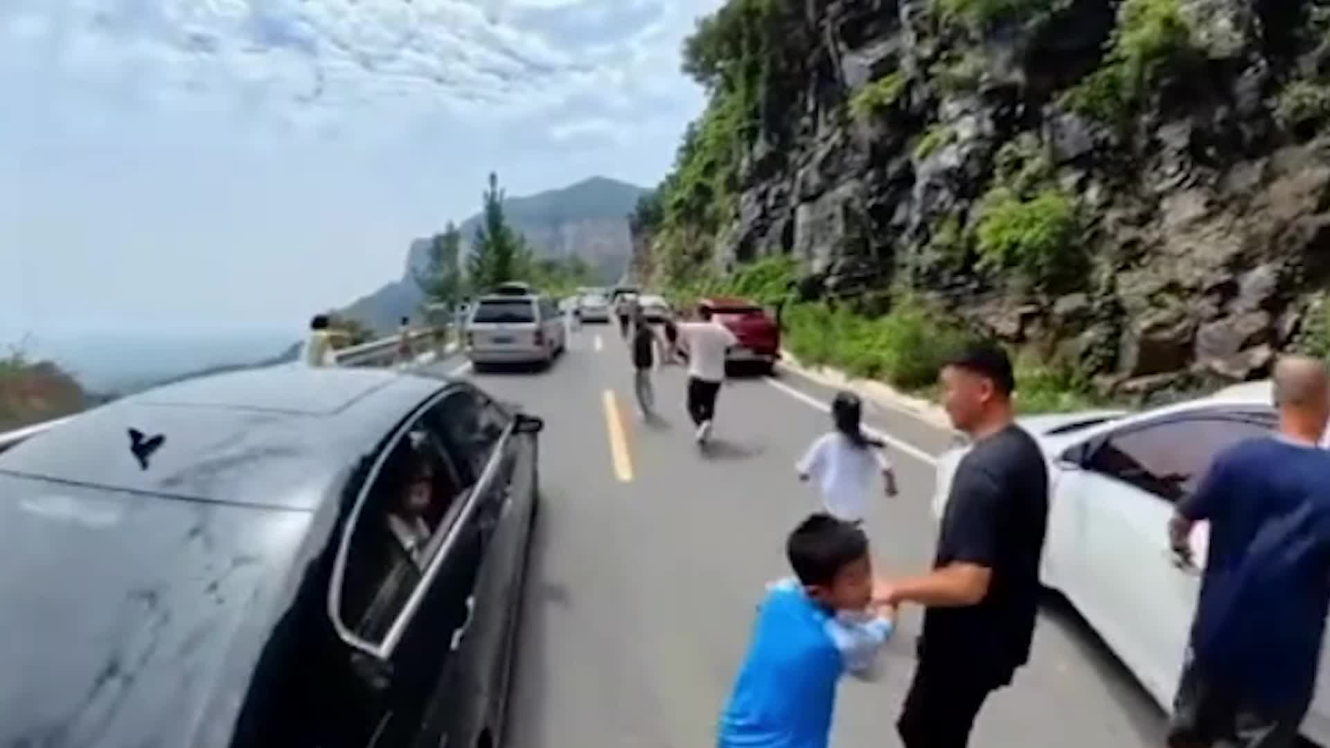 Caída de Rocas Hace Huír a Turistas - Videos de The Weather Channel