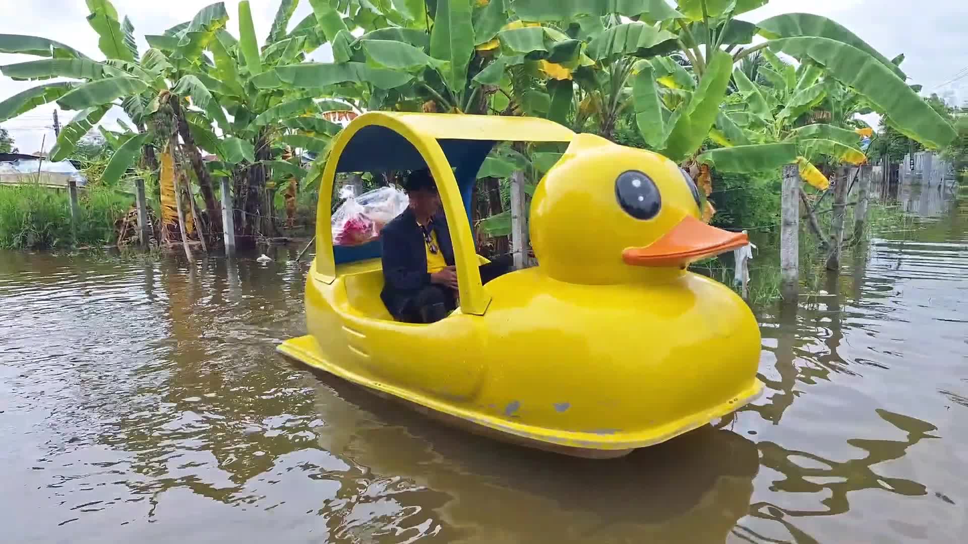 Watch: Yellow Duck Boat Delivers Flood Aid - Videos from The Weather ...