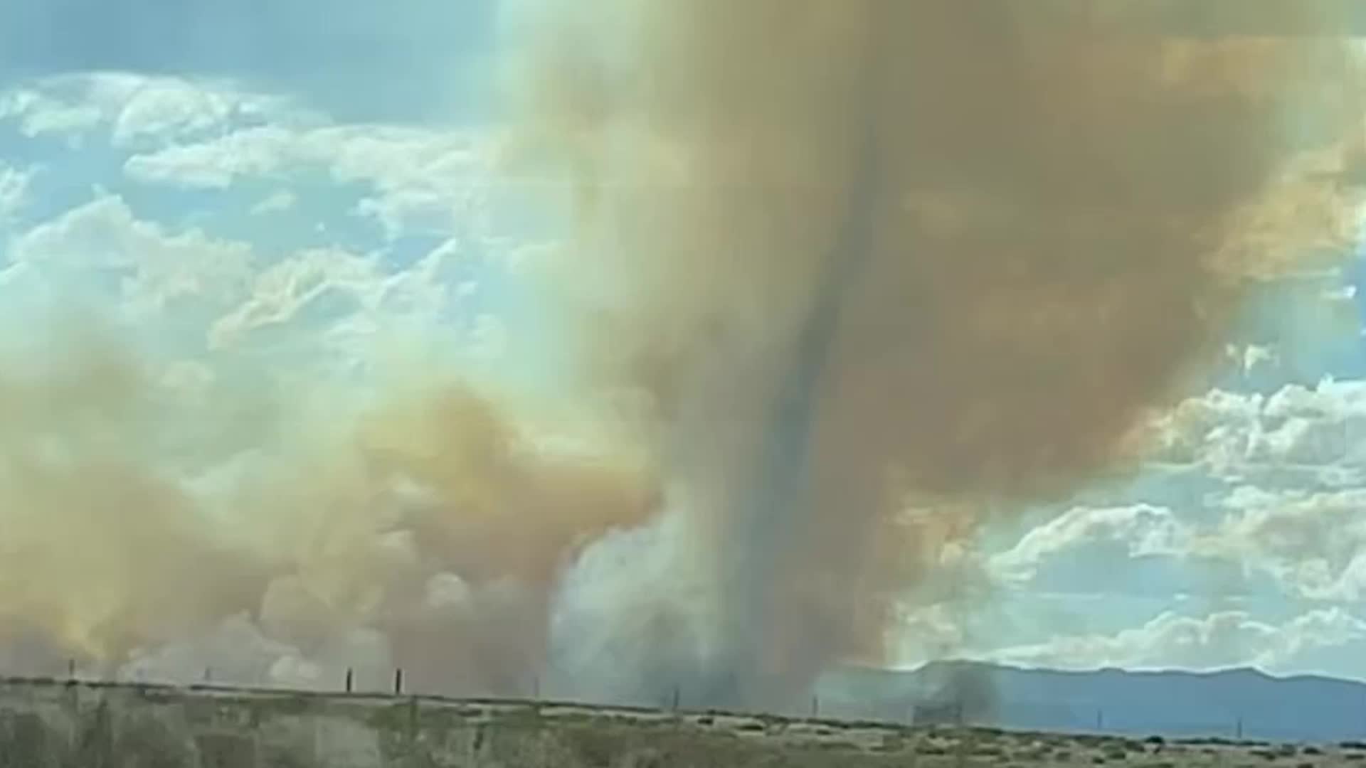 Tornado de Fuego se Eleva Sobre el Incendio Prairie de Utah - Videos de The Weather Channel