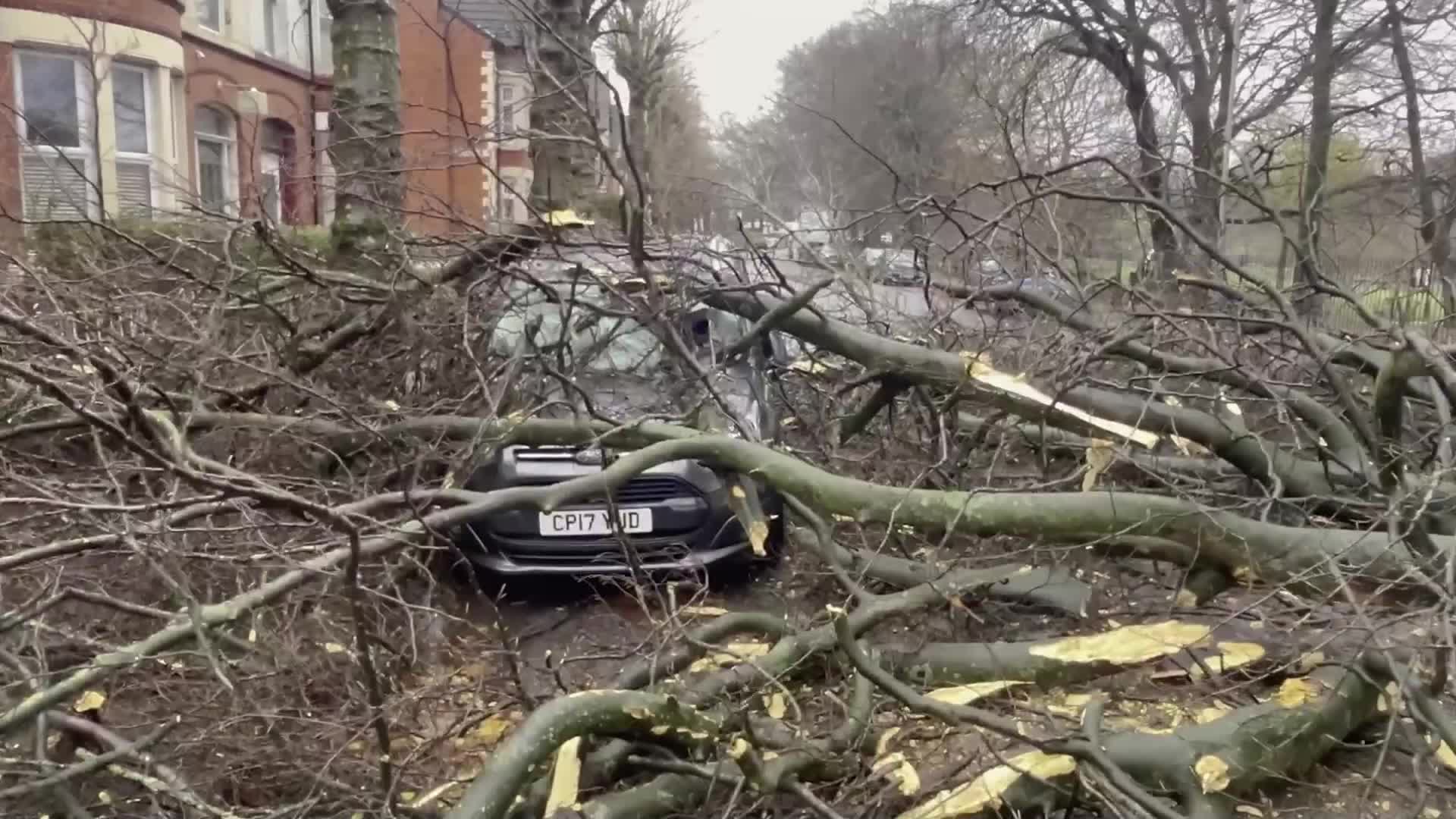 Sturm Darragh fordert zwei Tote in Großbritannien - Videos from The ...