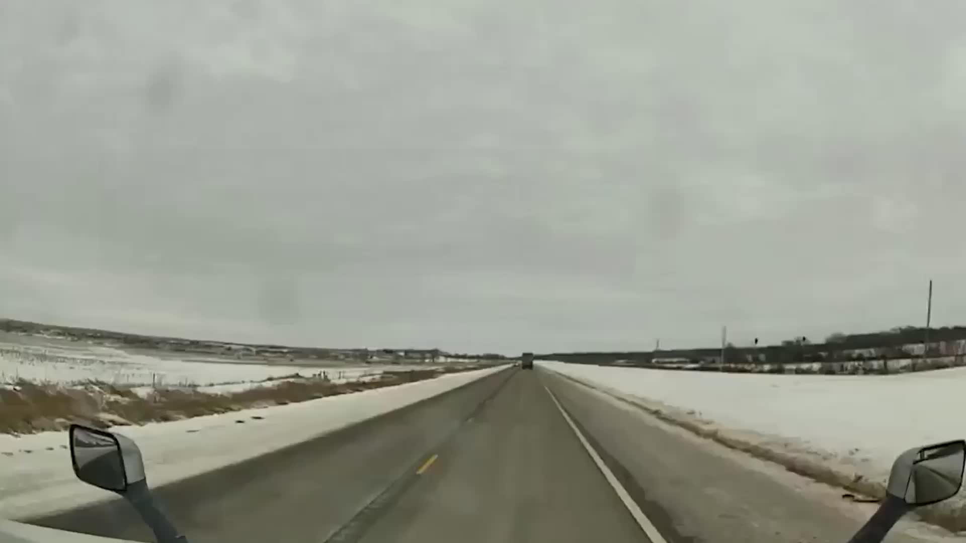 Bloque de Nieve Rompe el Parabrisas de un Conductor en Kansas - Videos ...