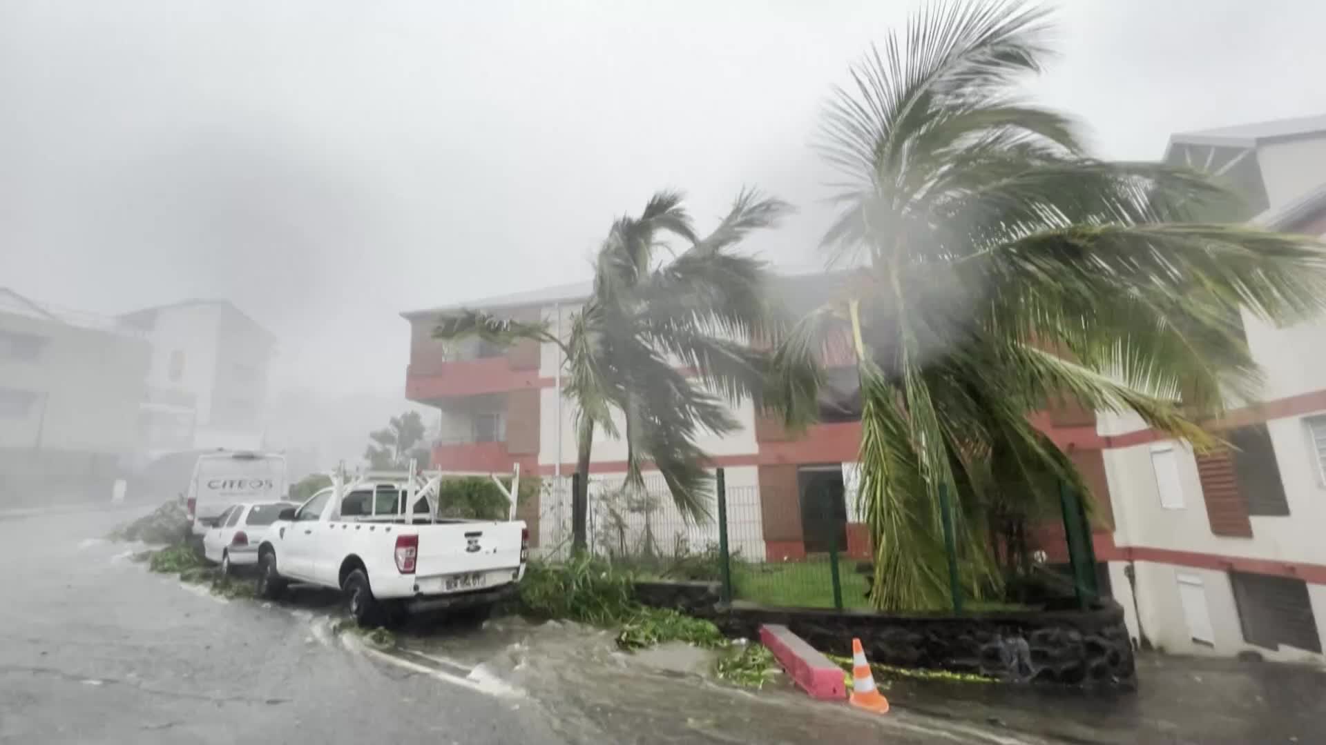 Zyklon braust mit 230 km/h-Böen über La Reunion - Videos from The ...