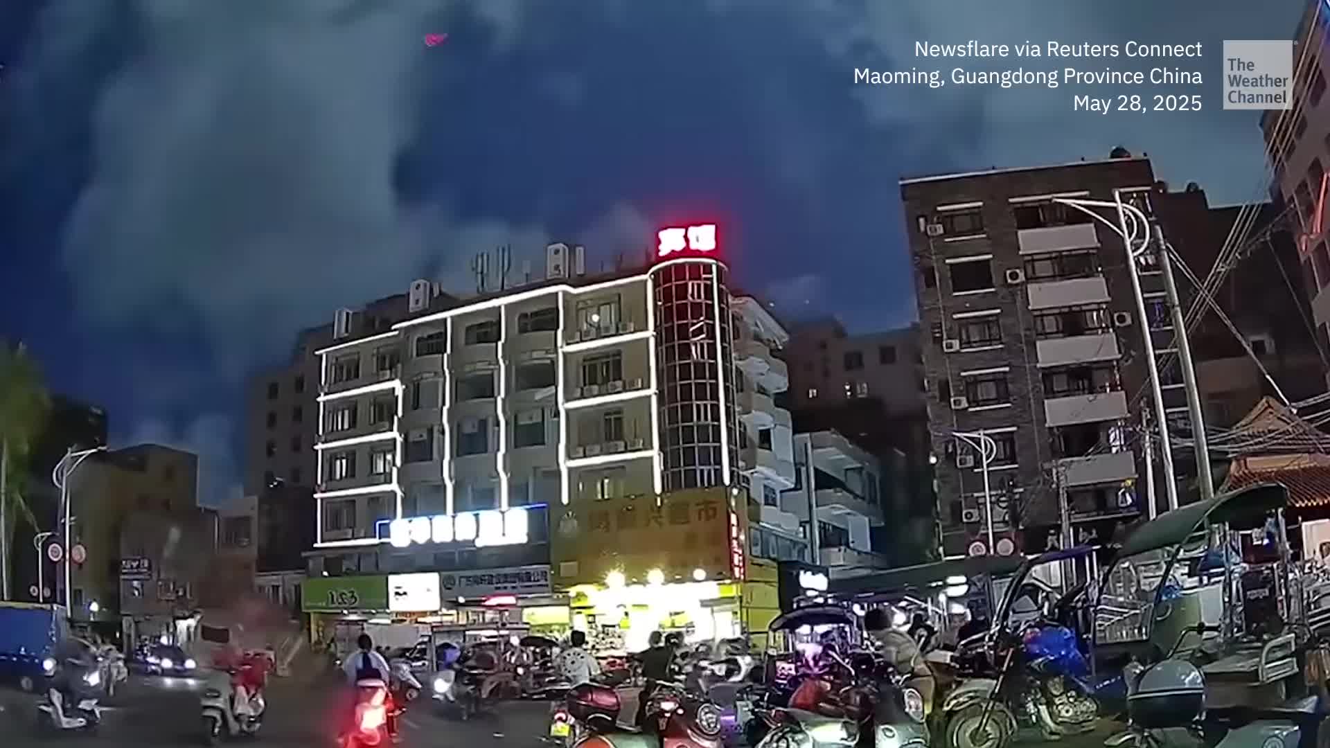 Massive Meteor Lights Up Sky In China - Videos from The Weather Channel