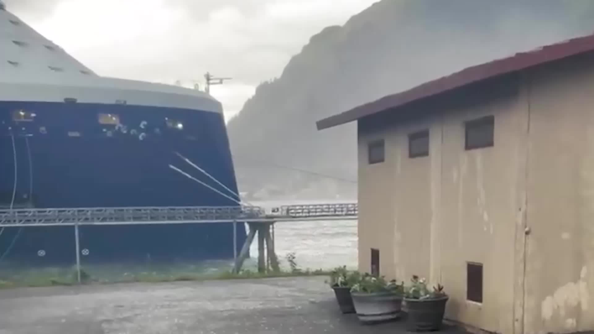 Crucero A La Deriva Por Fuertes Vientos En Alaska - Videos de The ...