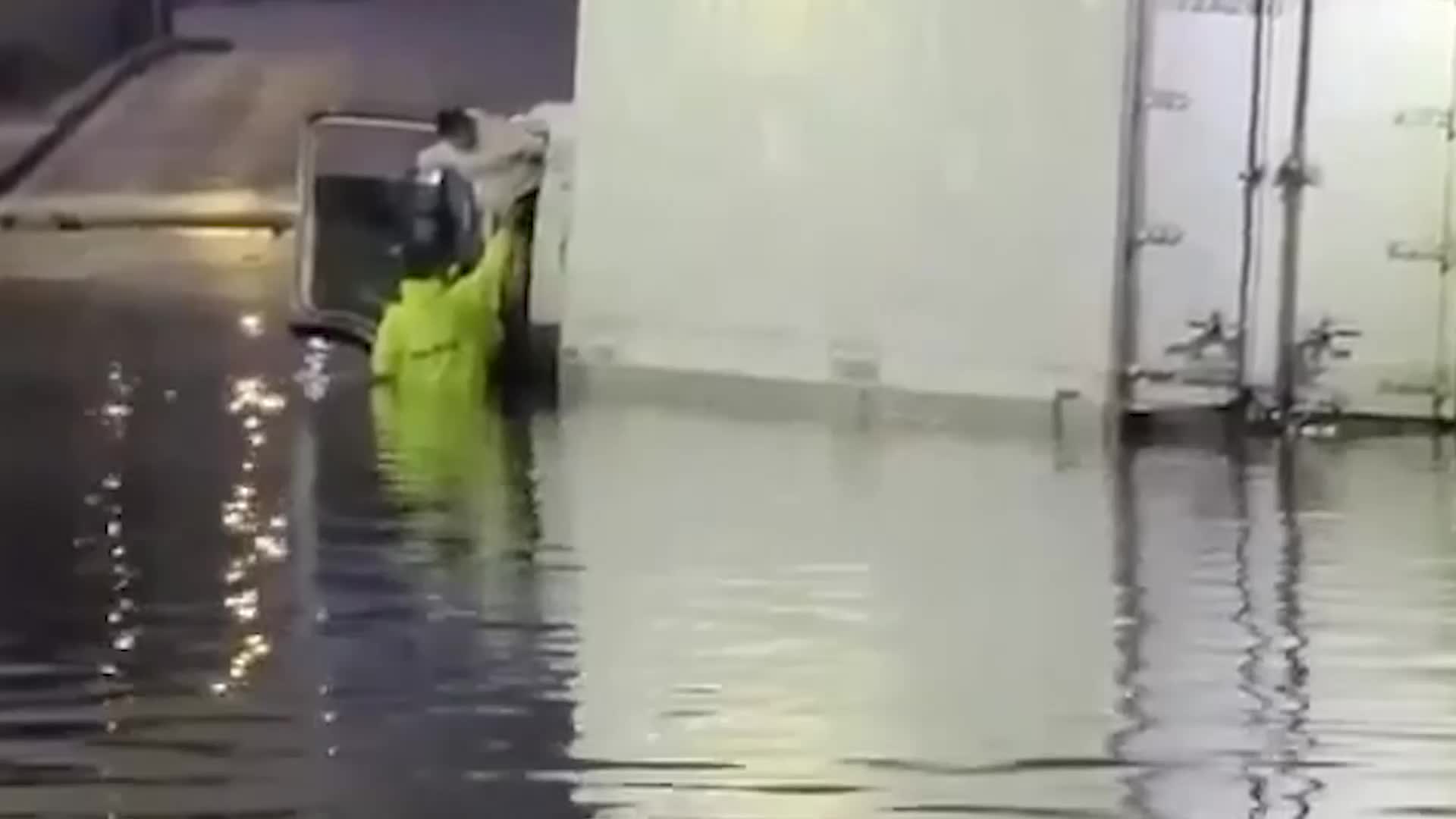 Heavy Rain Floods Mexico City, Shuts Down Airport - Videos from The ...