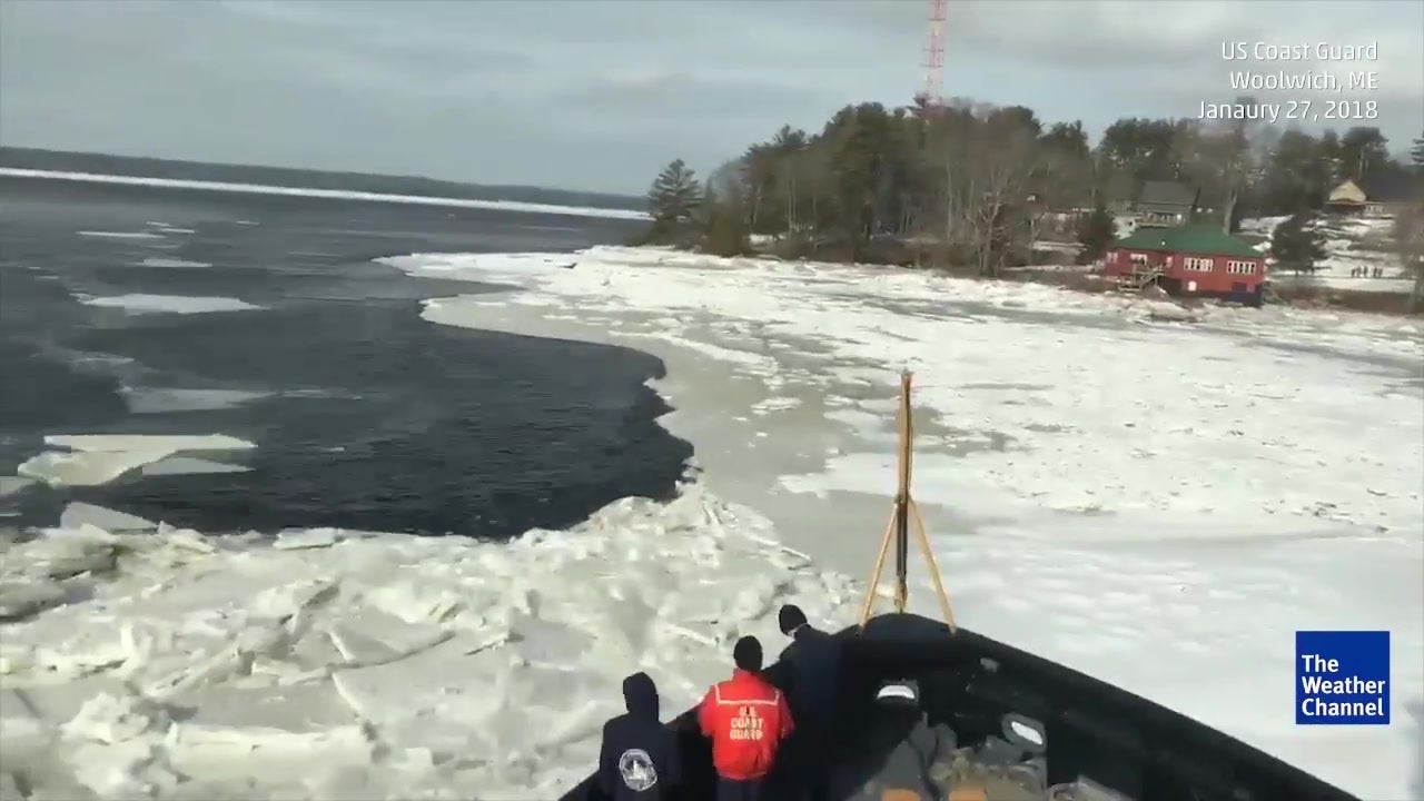 Demoraram 8 horas a cortar gelo em rio congelado - Videos from The ...