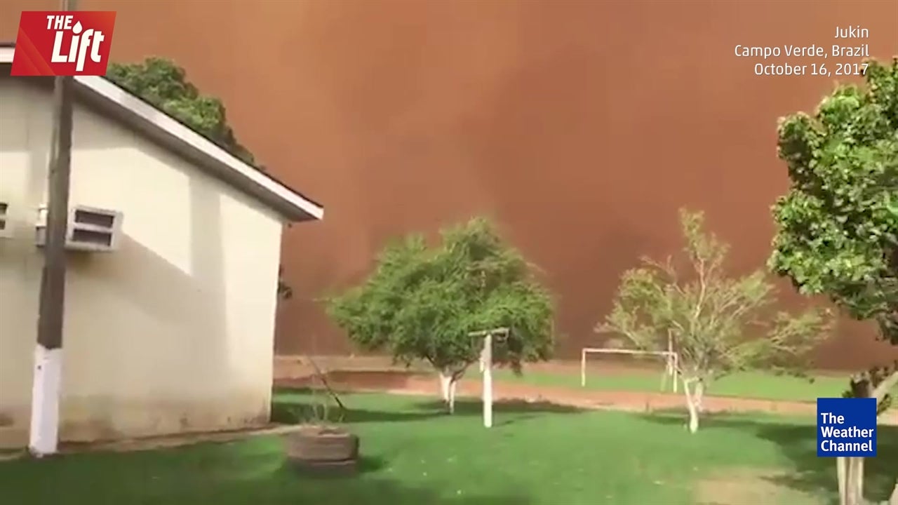 Insane dust storm consumes house - Videos from The Weather Channel