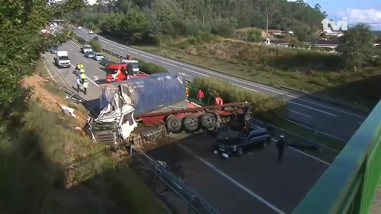 Imagens impressionantes do acidente que cortou a A1 | The Weather Channel