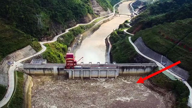 Huge Dam Clogged by Trash - Videos from The Weather Channel
